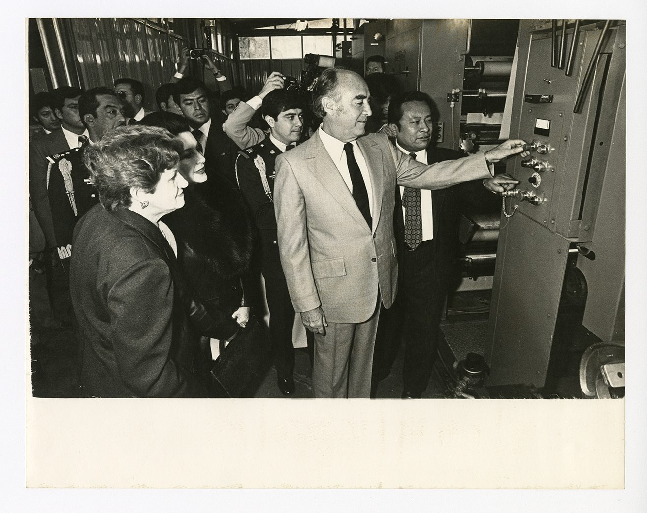 José López Portillo, presidente de México, manipulando la imprenta de ...