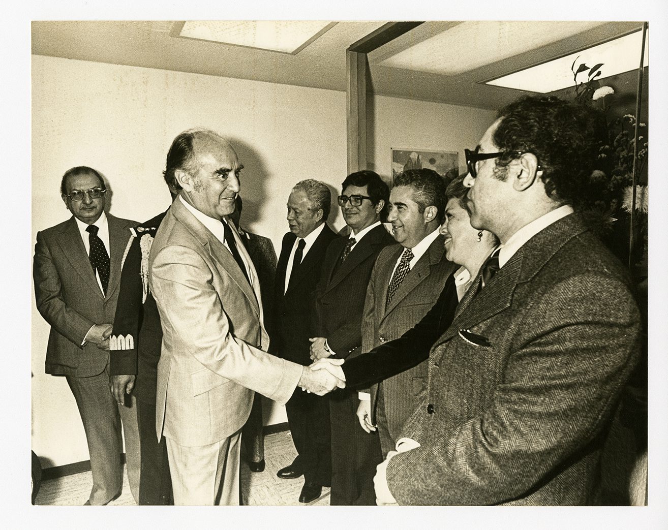 José López Portillo, presidente de México, saluda, durante el recorrido ...